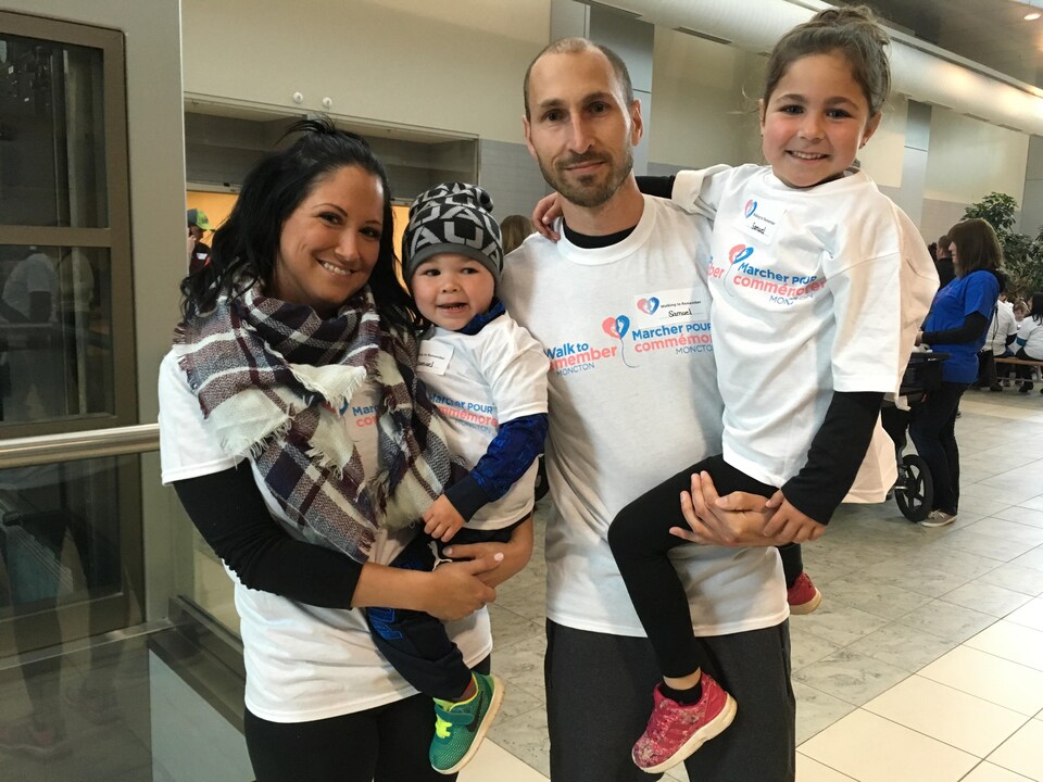 Des familles marchent à Moncton en appui au deuil périnatal | Radio ...