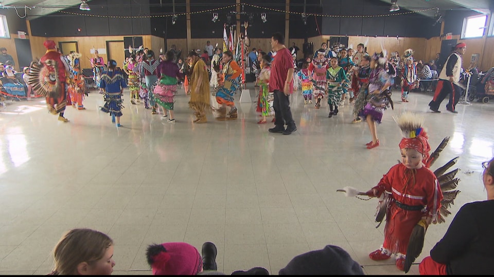 Premier pow-wow pour les jeunes de Uashat-Maliotenam | Radio-Canada.ca