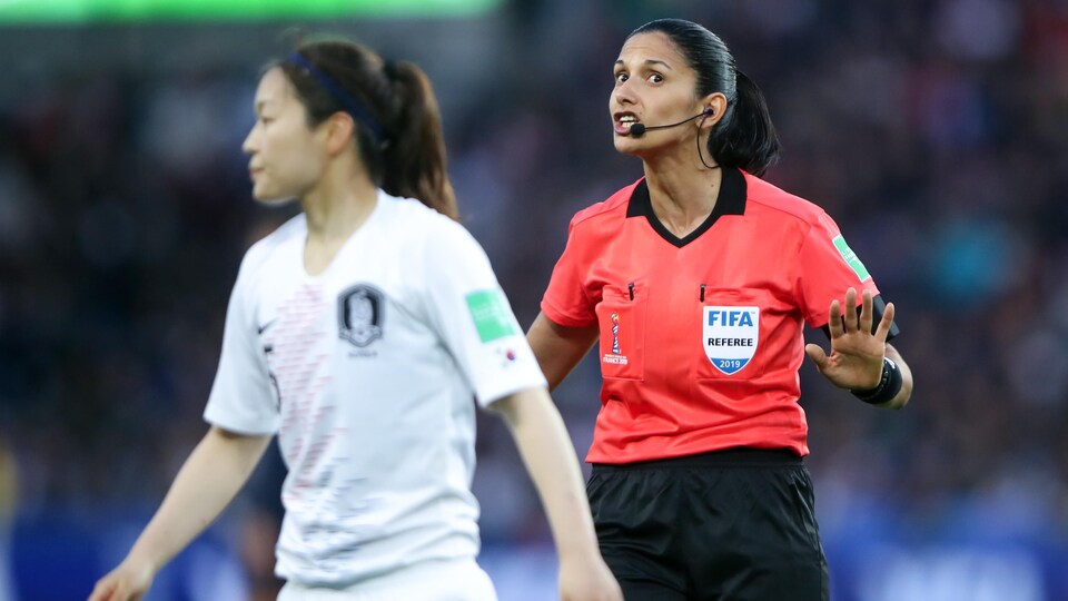 Mondial féminin : les arbitres, des athlètes de haut niveau | Radio ...