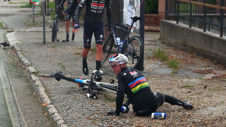Remco Evenepoel chute deux fois au Giro, l’étape à Kaden Groves | Radio ...