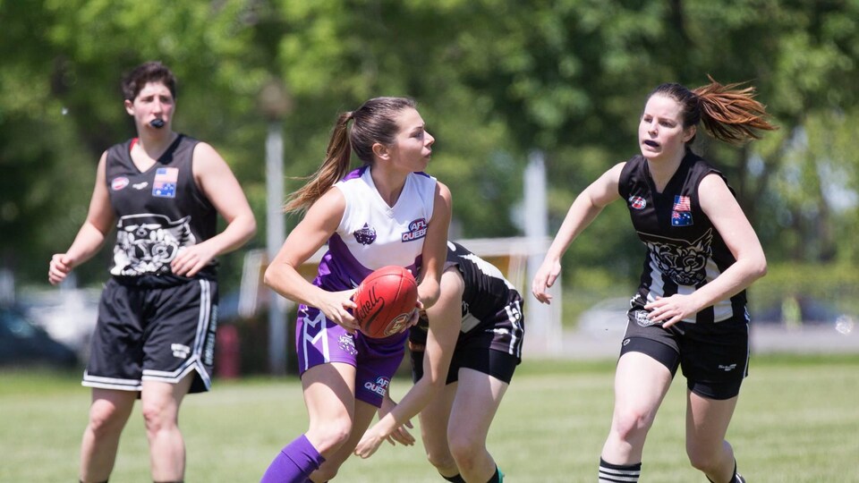 Caroline Leduc, une Canadienne amoureuse du football australien | Radio ...