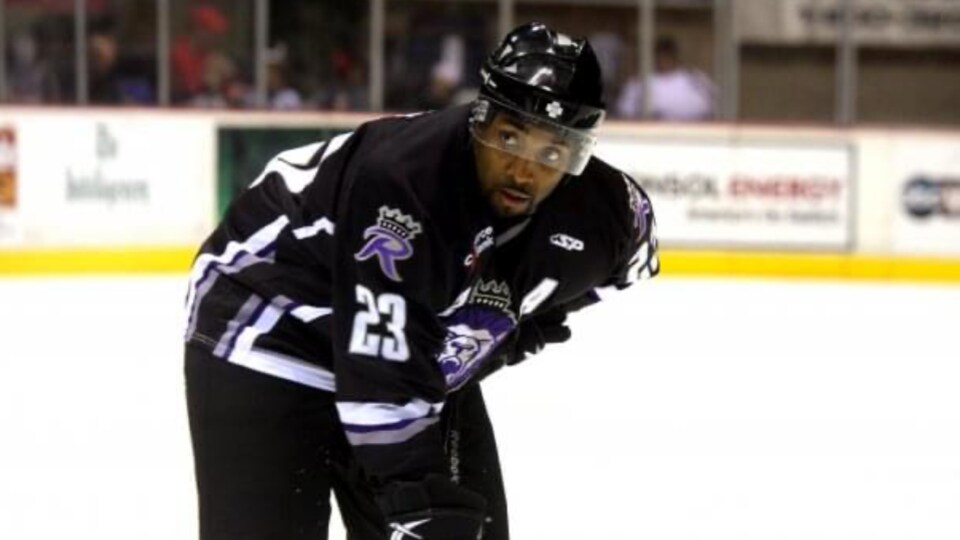 La résilience du seul entraîneur-chef noir dans le hockey professionnel ...