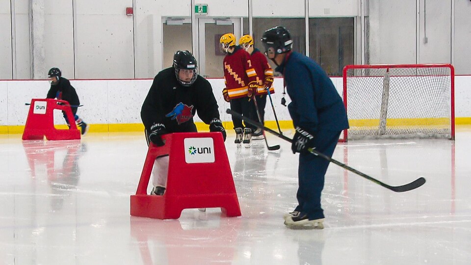 Jouer au hockey malgré les obstacles | Radio-Canada.ca