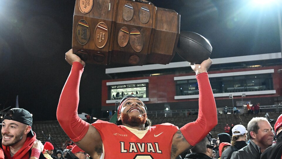 Le Rouge et Or vainc les Carabins à la dernière seconde lors de la ...