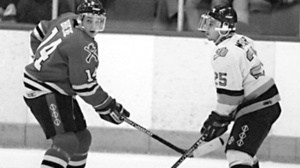 Le numéro 25 de Martin Ménard hissé au plafond du Centre Guertin par ...