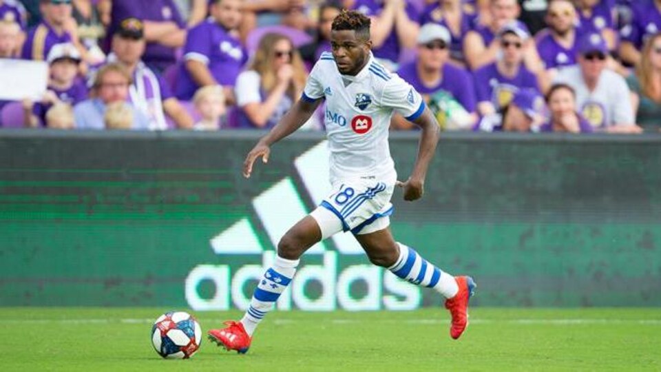 Le milieu de l'Impact Orji Okwonkwo avec l'équipe U-23 du Nigeria ...