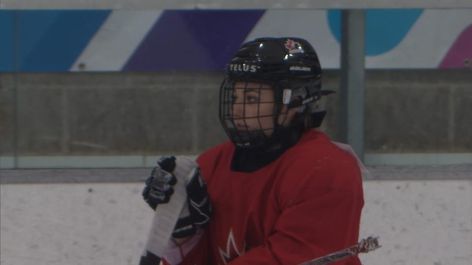 Raphaëlle Tousignant, jeune pionnière de hockey sur luge | Radio-Canada.ca