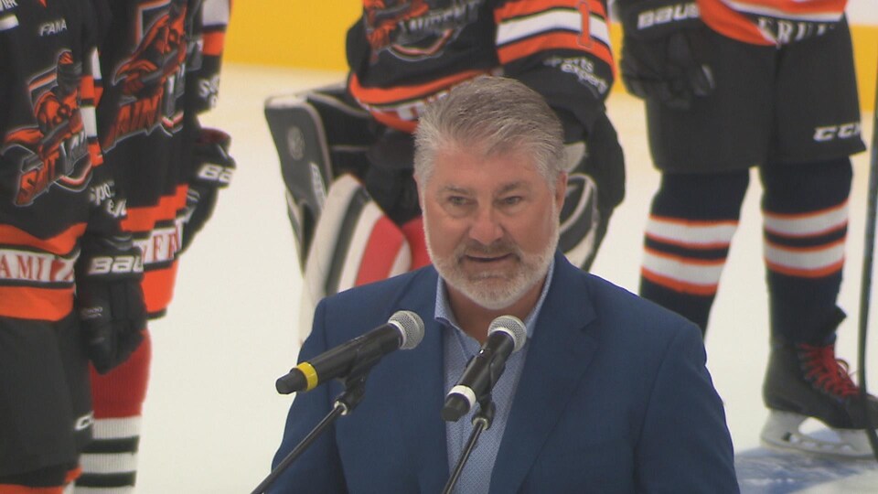 Raymond B﻿ourque, fier de contribuer à l’avenir du hockey à Ville S﻿aint-Laurent | Radio-Canada.ca