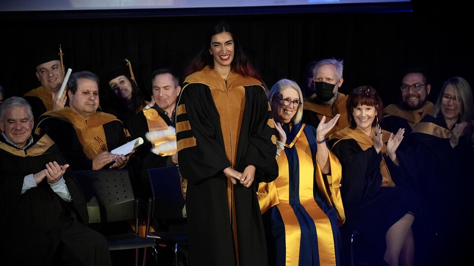 L’ingénieure à la NASA Farah Alibay reçoit un doctorat honorifique de l ...