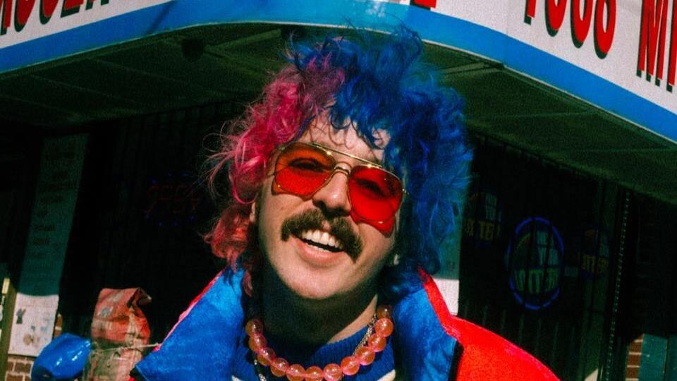 Julien Granel, chanteur pop grandement influencé par Mika