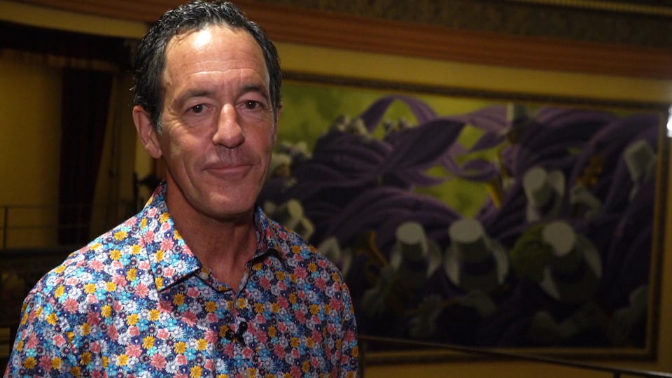 Alain Dumas en prestation comme chanteur de charme au Centre-du-Québec