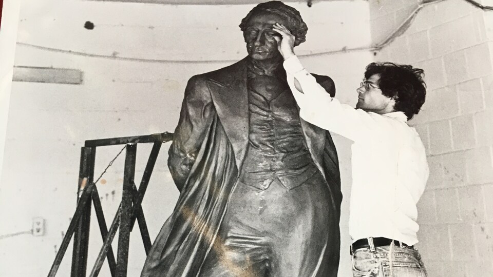 Le sculpteur de la statue déboulonnée de John A. Macdonald réagit