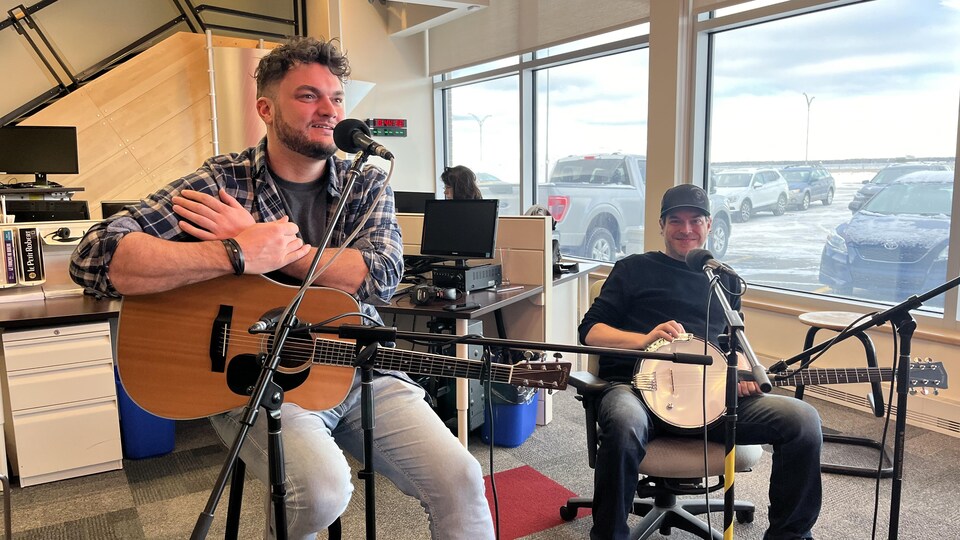 Benny Jones offre une prestation en direct