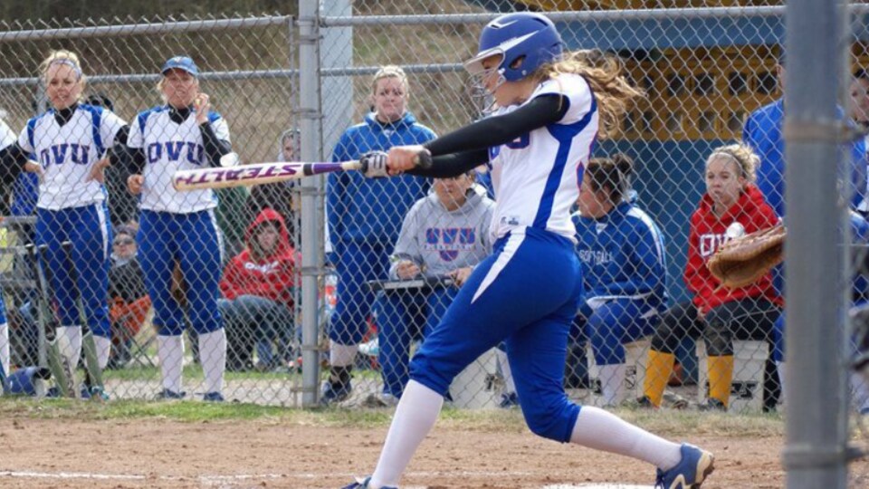Une Franco-Ontarienne intronisée au Temple de la renommée du softball ...