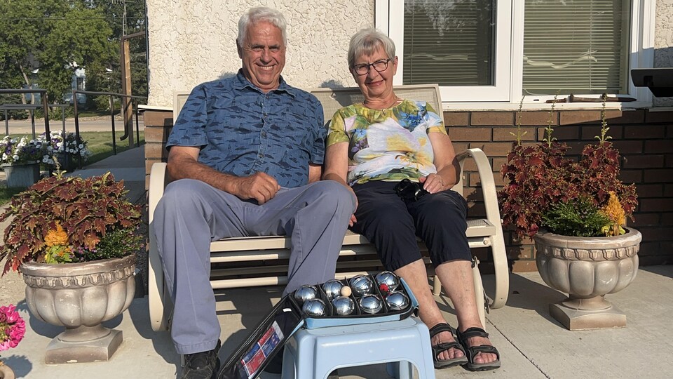 Un couple de Zenon Park partage un amour de la pétanque