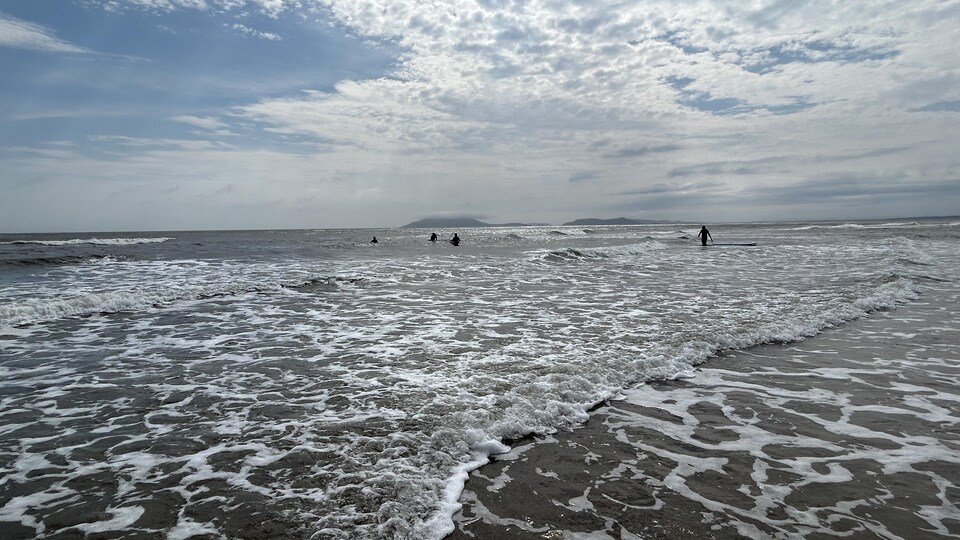 Surfer sur la mer avec Surf Shack