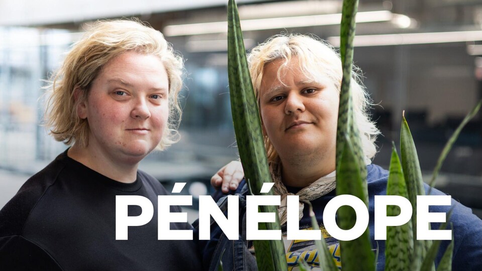 Le spectacle Surveillée et punie avec Safia Nolin et Debbie-Lynch White