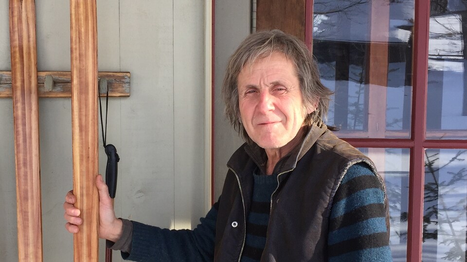 Un ébéniste de la Petite-Nation fabrique ses propres skis de bois