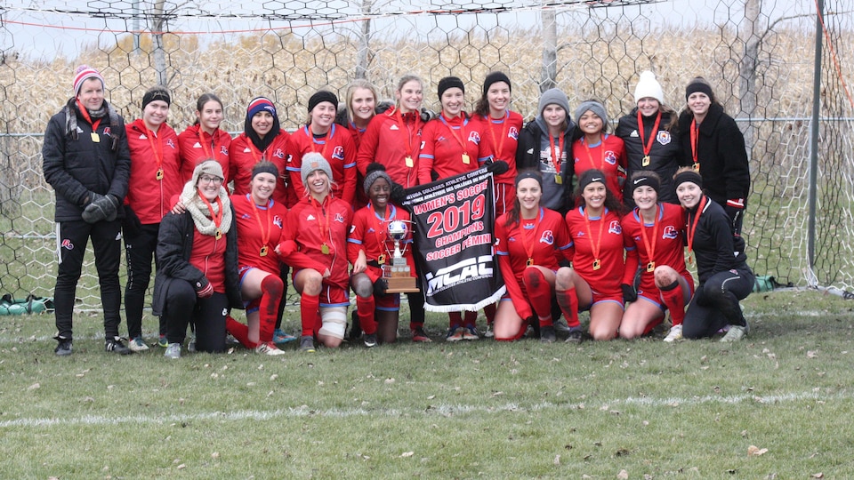 L'équipe féminine de soccer des Rouges remporte le titre de la MCAC