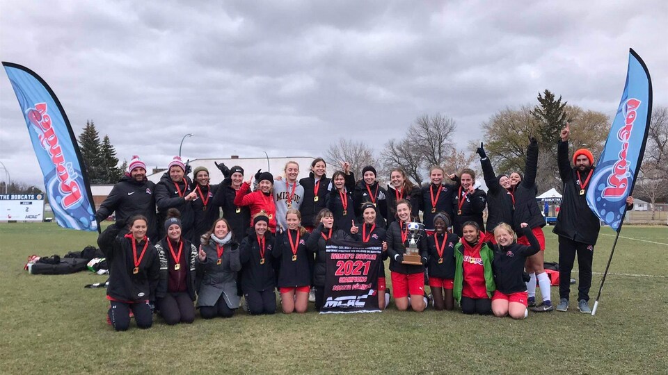 L'équipe de soccer féminin de l'Université de Saint-Boniface gagne le ...