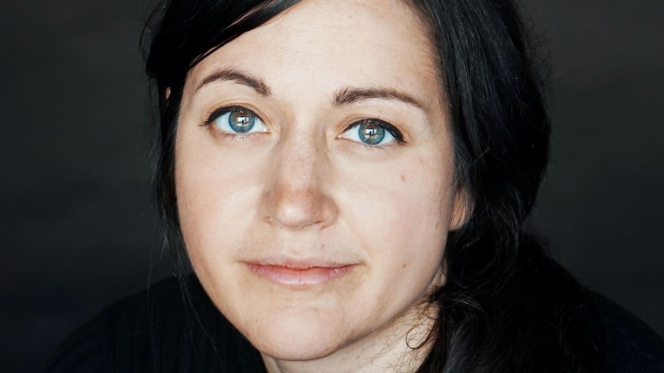 Une exploration théâtrale et humoristique du burn-out et de la menstruation