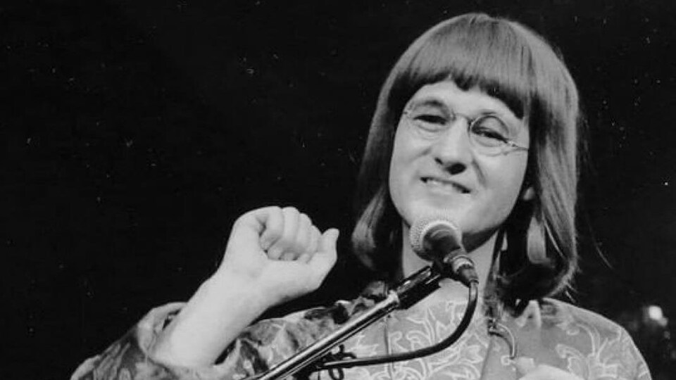 Dany Verveine, premier personnage non binaire en humour?