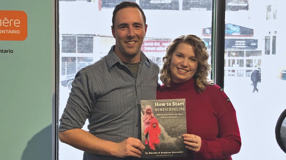 Ces deux enseignants choisissent d'instruire leurs enfants à la maison