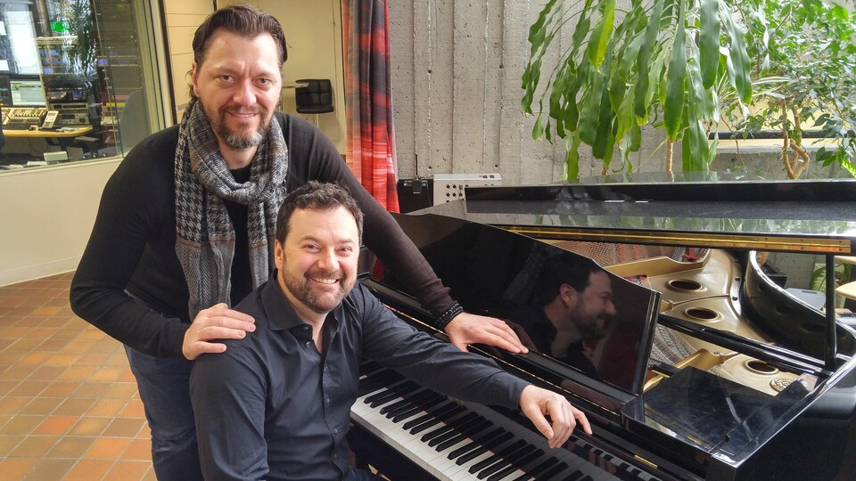 Deux comédiens de District 31 nous rendent visite en studio