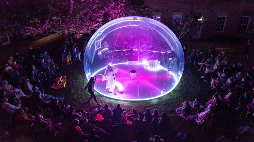 L’espace privé en toute transparence dans le spectacle La Bulle