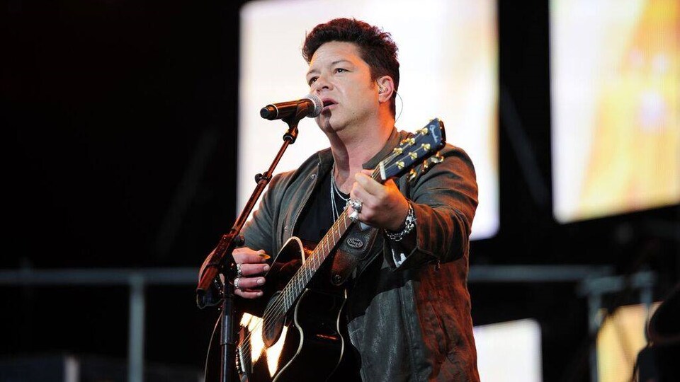 La scène et le public, indispensables pour le chanteur Éric Lapointe