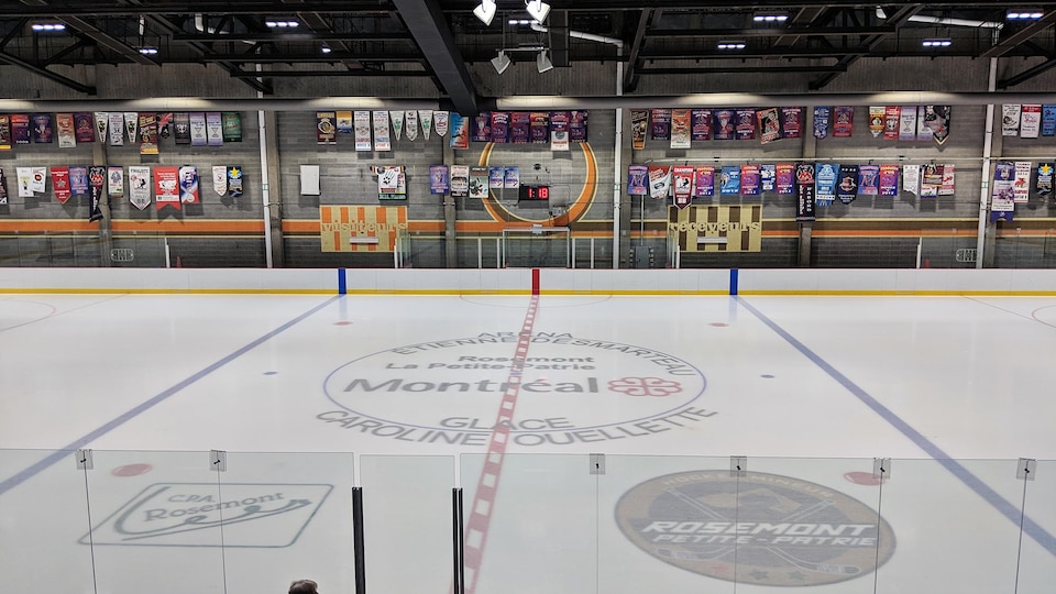 L’aréna de hockey, un endroit glacé et générateur de grandes émotions