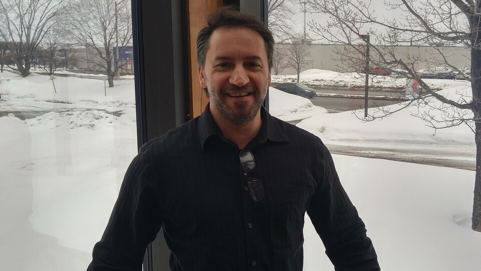 Louis Tremblay présente ses toiles dans une maison modèle