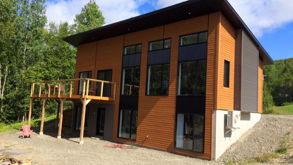 Une maison verte attire l'attention à Edmundston