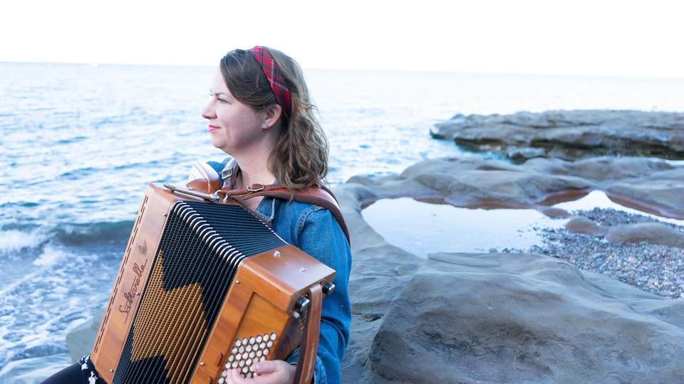 Mary Beth Carty sort une chanson en gaélique