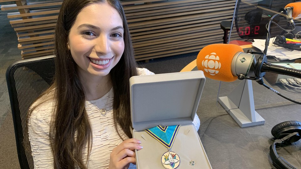 Une étudiante de l'Université de Windsor reçoit une médaille d’honneur
