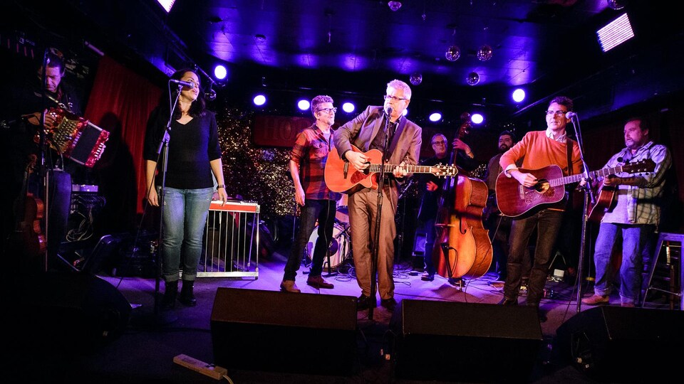 Politique et musique : l'équilibre de Charlie Angus