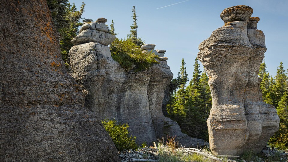 Évaluer l’âge d’une pierre en vérifiant sa fraîcheur