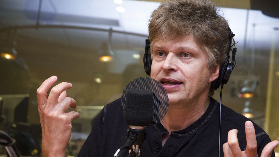 La vie à travers les files d’attente, vue par le comédien Réal Bossé