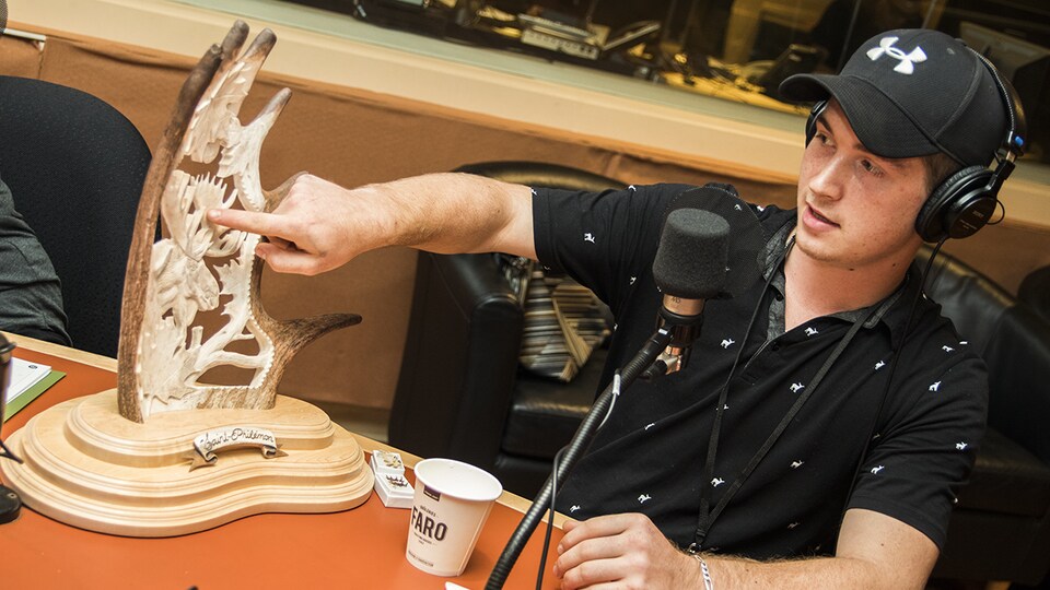 Il sculpte des panaches d’orignaux depuis qu’il a 16 ans