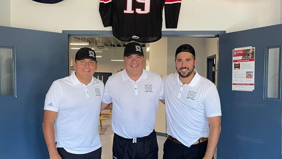 Apprendre le hockey en innu