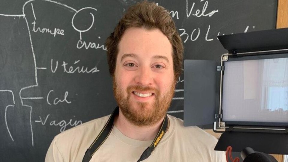 Nicolas Bouchard crée du contenu original pour ses élèves