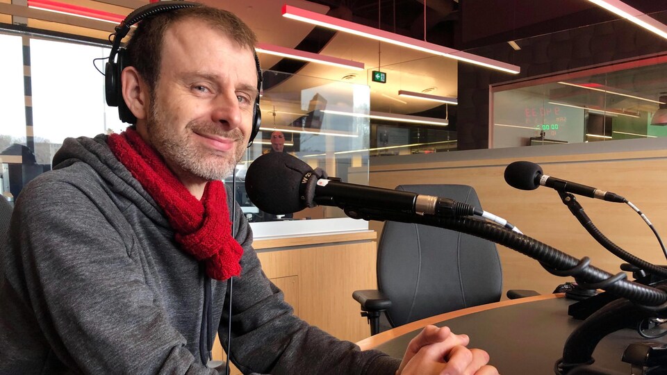 Entretien avec l'auteur Nicolas Dickner qui prend plaisir à rencontrer ...