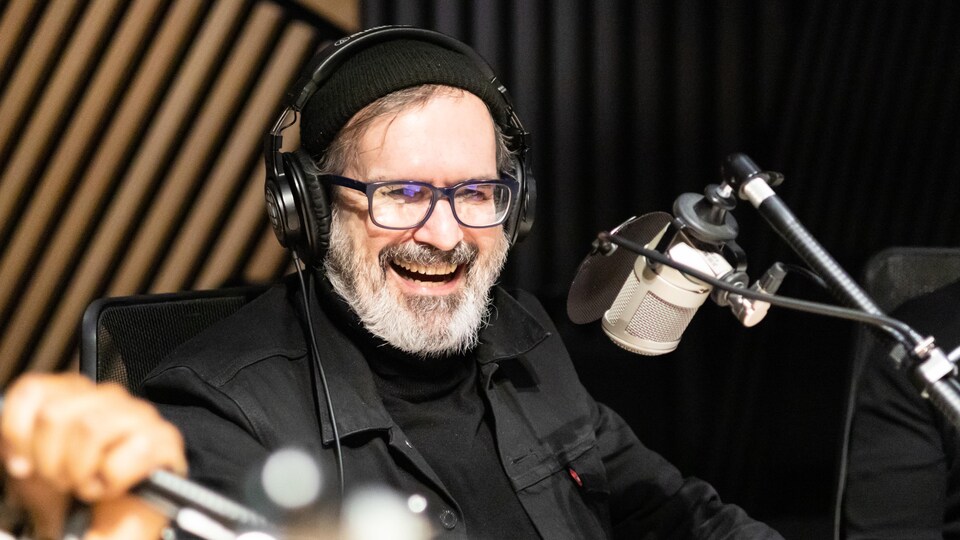 Pour souligner ses 50 ans de métier, Pierre Flynn fait « la chronique ...