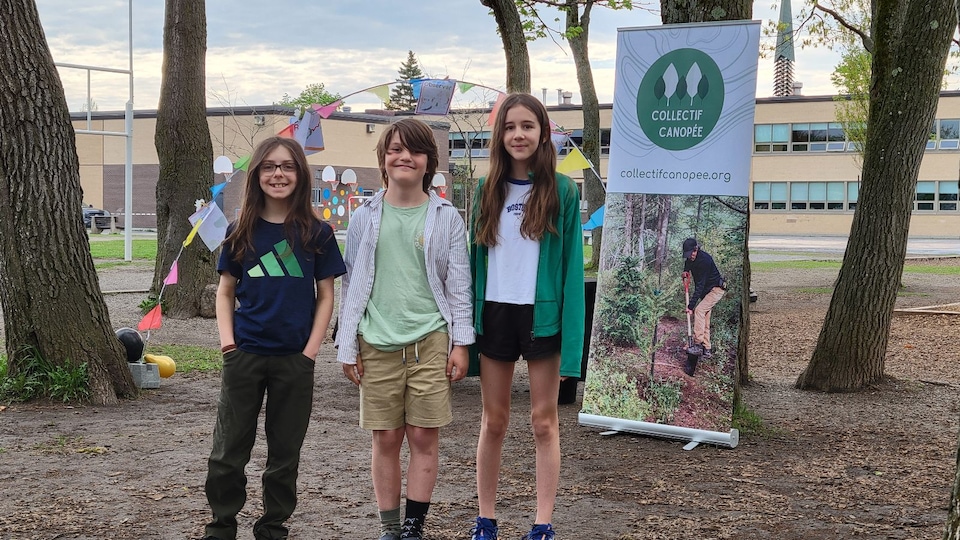 Gabrielle plante des arbres avec des jeunes de l'école Coeurs-Vaillants