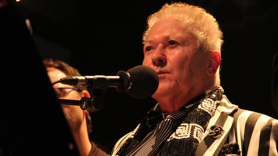 Jean-Paul Daoust livre le poème Ô