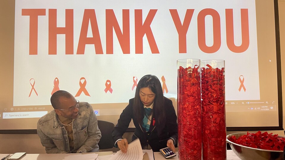 VIH : des Torontois battent le record mondial de création de rubans rouges
