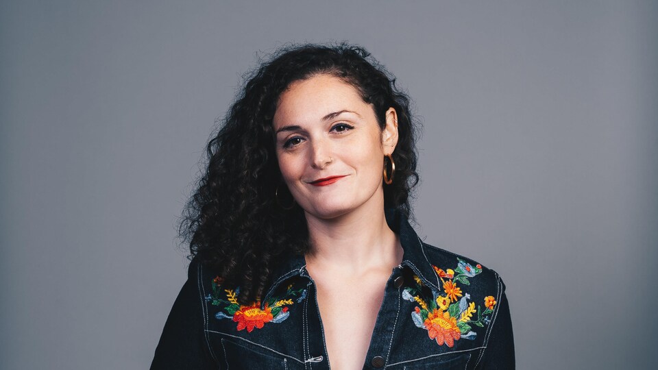 Sarah Segal-Lazar en spectacle au Trailside Music Hall