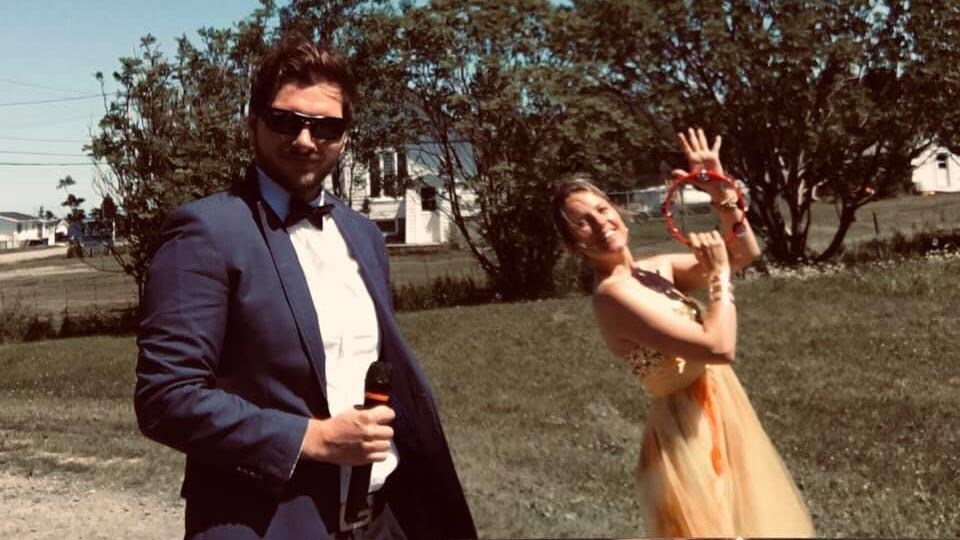 Simon Thibault chante pour des personnes âgées en Haute-Gaspésie