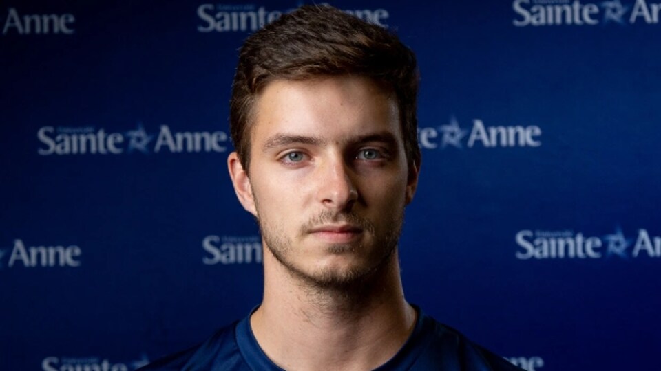 Le joueur de volleyball de l'Université Sainte-Anne, Alec Cottreau