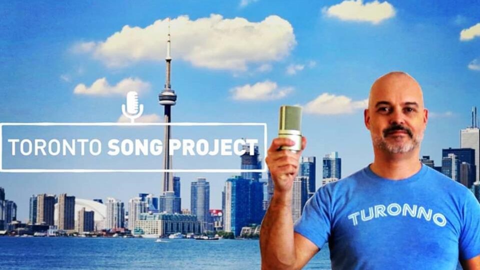 Écrire des chansons sur la vie des gens et les faire chanter